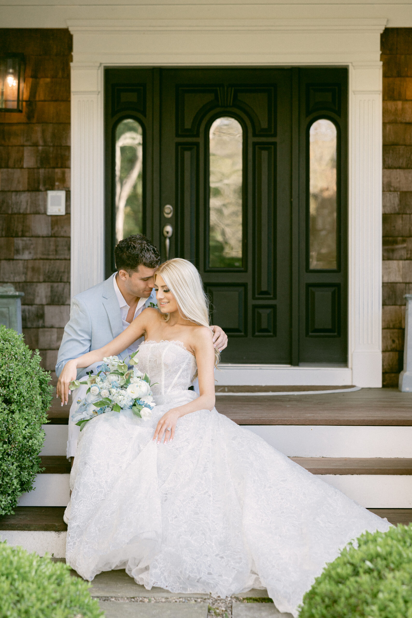 A Coastal Blue and White Hamptons Wedding - lesleelayton.com